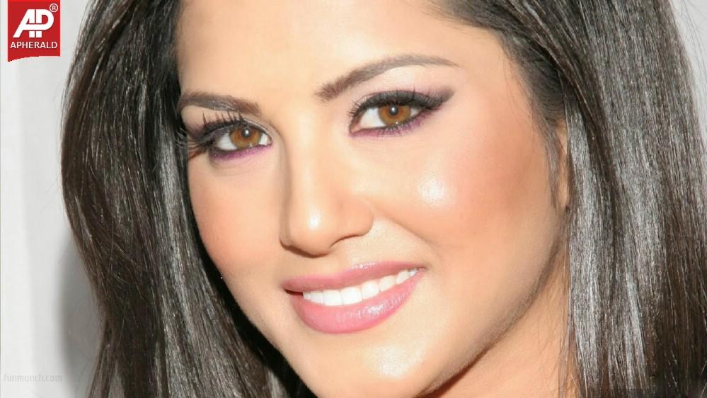 Sunny Leone Nevel Wallpapers