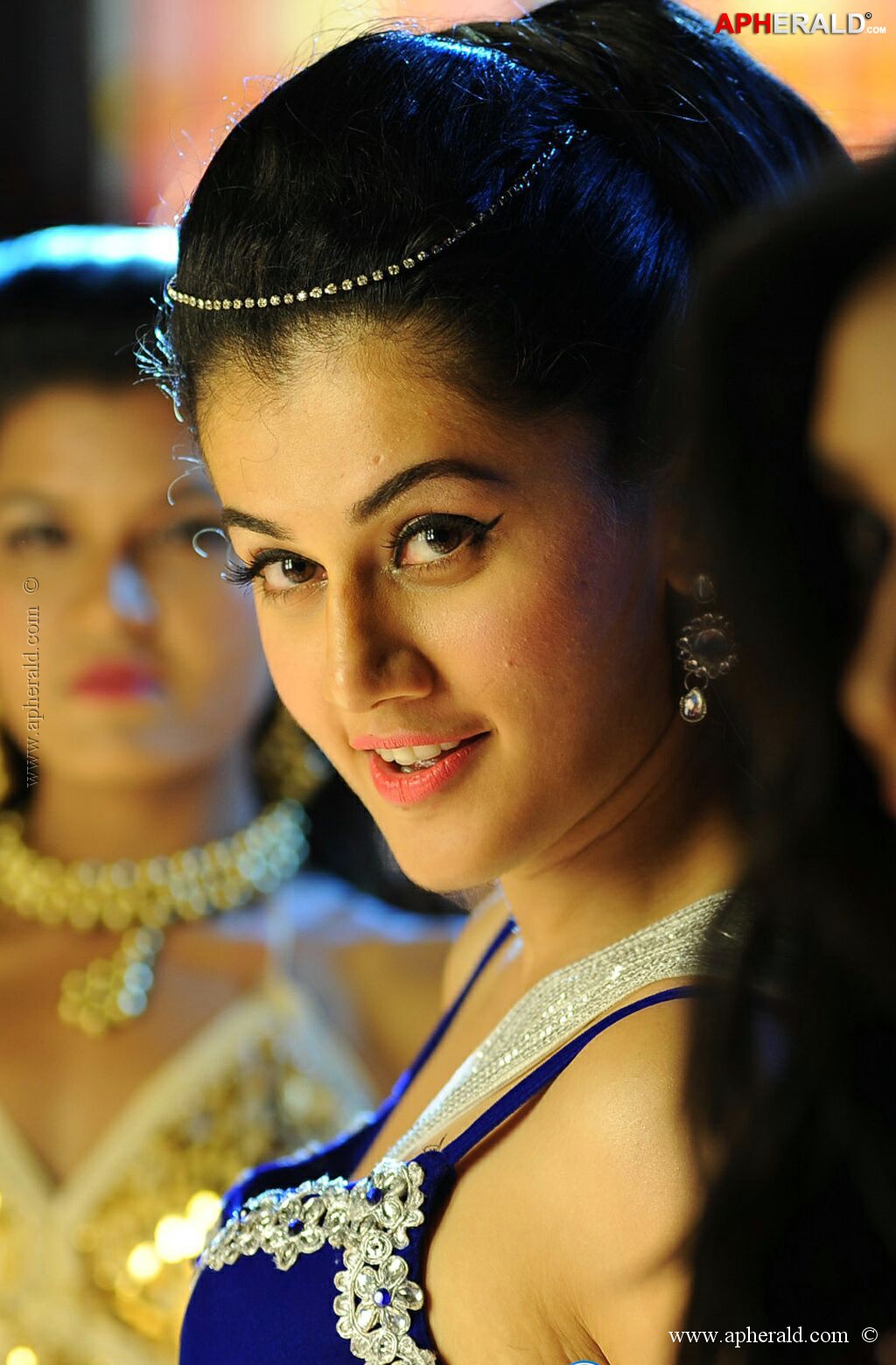 Tapsee Ponnu Hot Stills