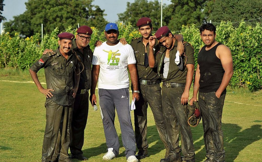 Aa Aiduguru Athade CM Movie Stills