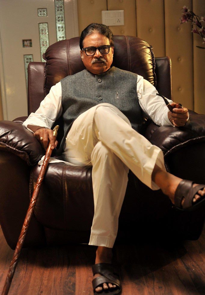 Aa Aiduguru Athade CM Movie Stills