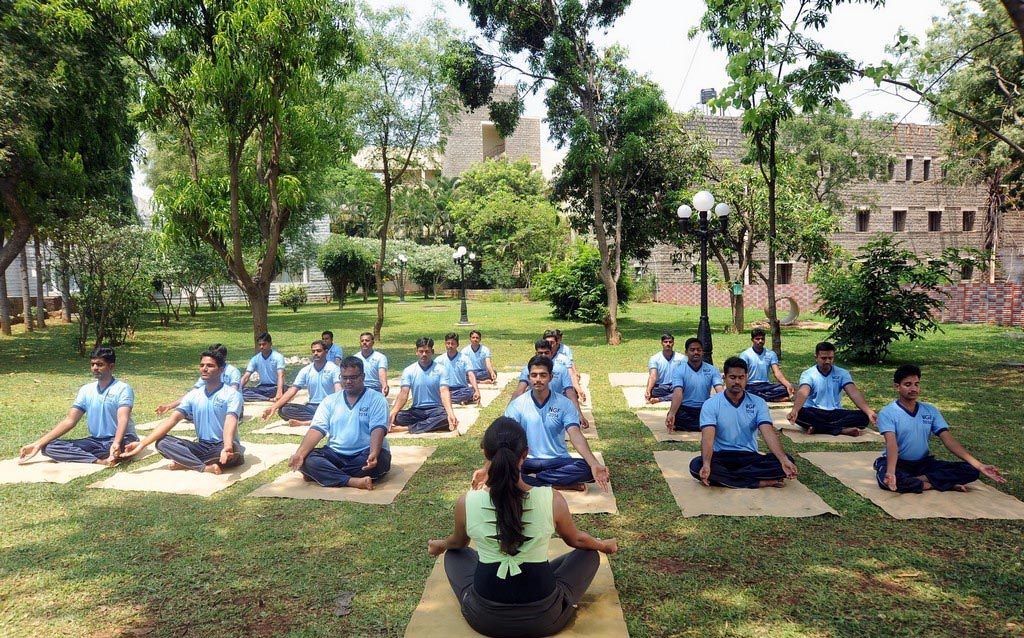 Aa Aiduguru Athade CM Movie Stills