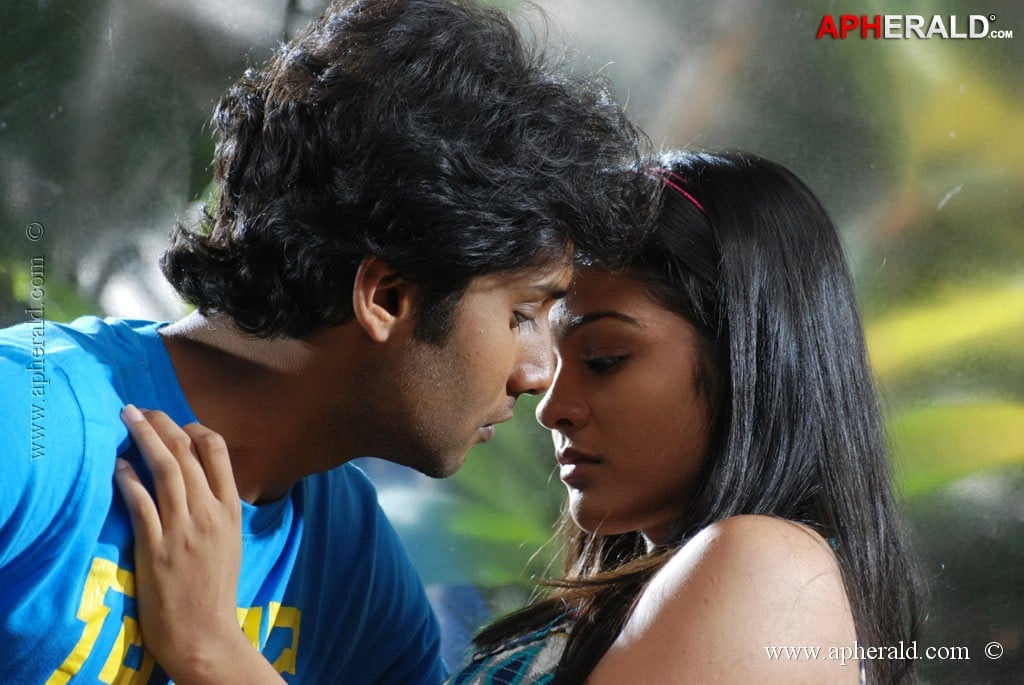 Ponmalai Pozhuthu Tamil Movie Stills