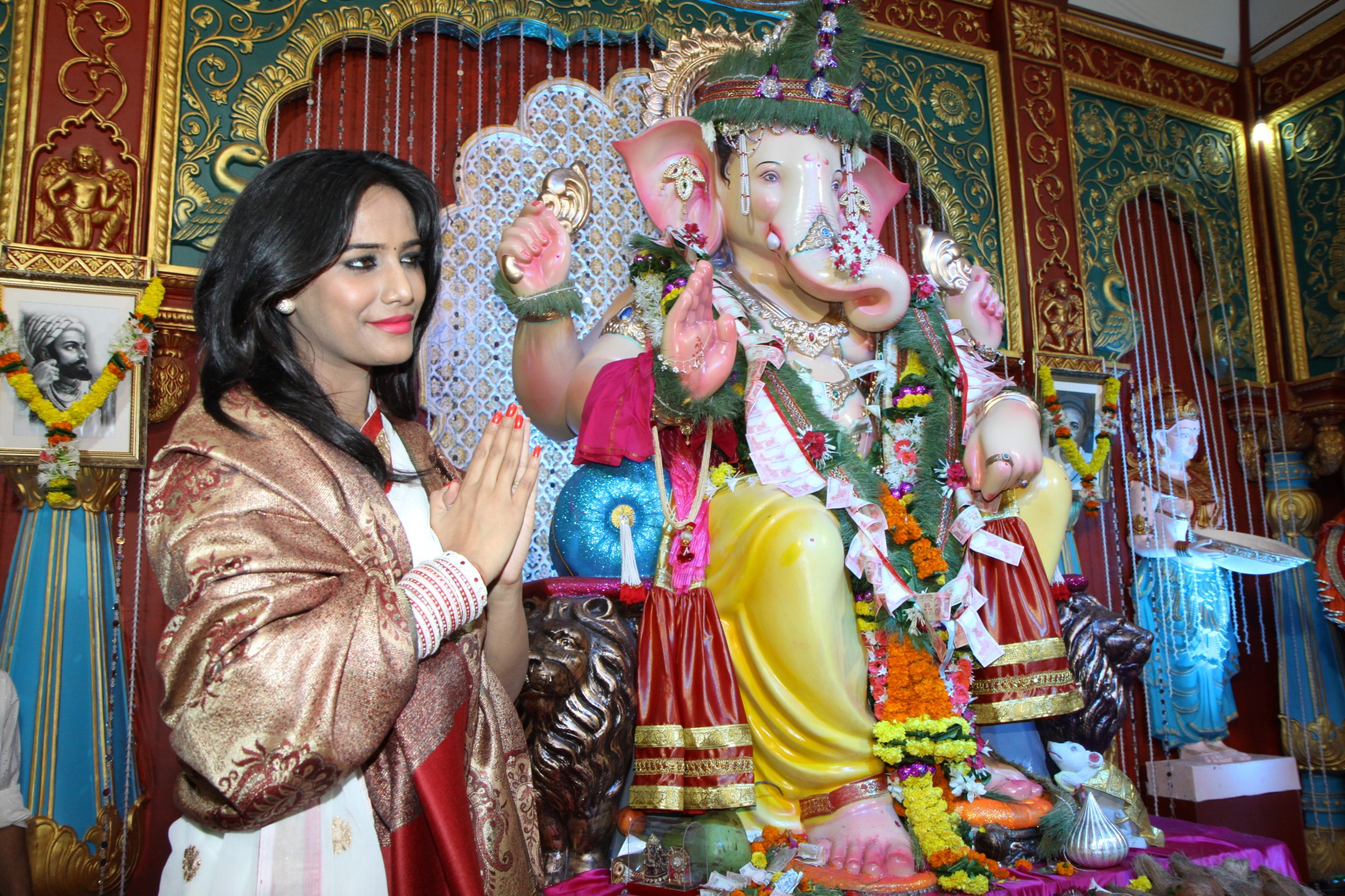 Poonam Pandey Visits Andheri Cha Raja Ganesh Pandal