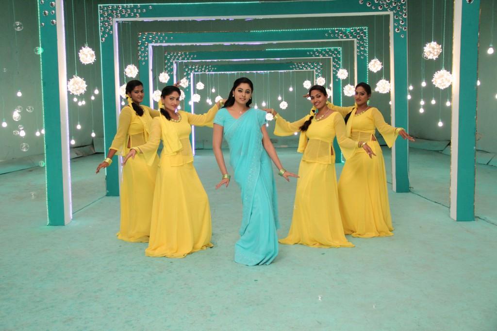 Thottal Thodarum Movie Stills