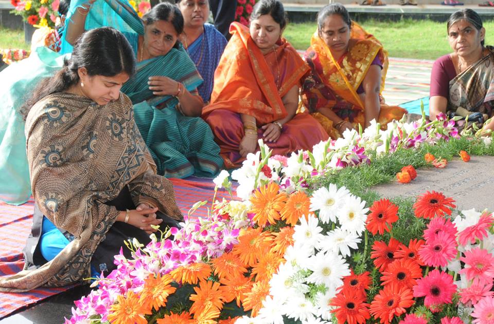 YS Family members Paying Tributes to YSR on his Death Anniv
