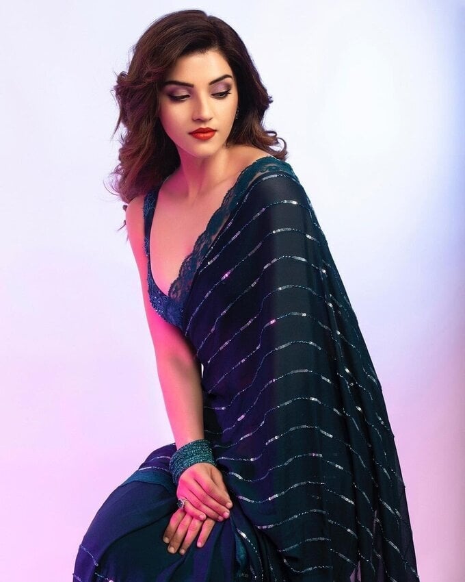 Mehreen Kaur Amazing Photos