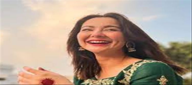 Pakistani actress Haniya Aamir in hot look