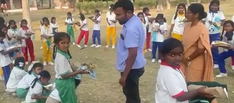 Telangana - School Kids shooed away from Ramappa Temple for