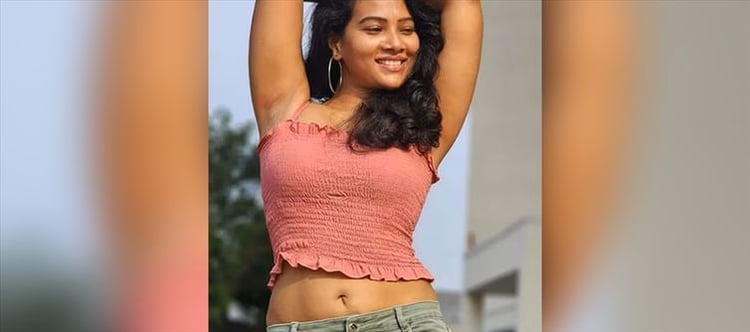 12 Navel and Armpit Hot Photos of Tamil News Reader Dhivya