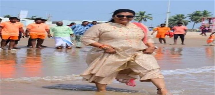 Actress Roja caught in controversy..