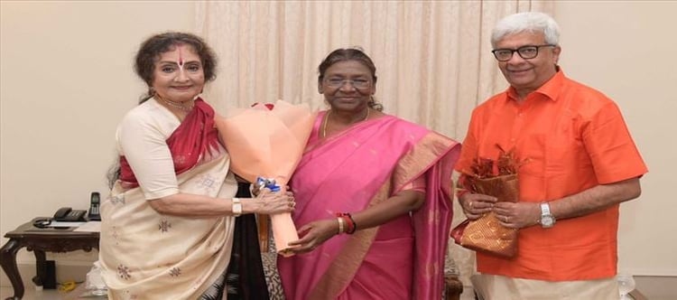 Latha Rajinikanth and family welcomed the President..