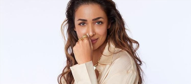 Malaika bold look in colorless bra