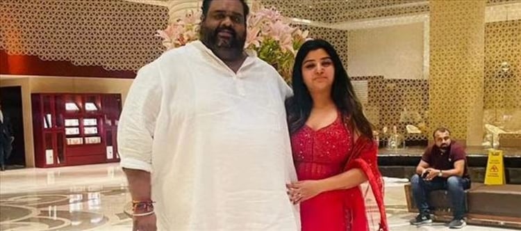 Married Fatman and now Exposing in Transparent Saree after