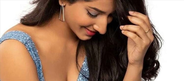 Vishnupriyaa Sensually Flaunts Curves in Saree - Hot Photos
