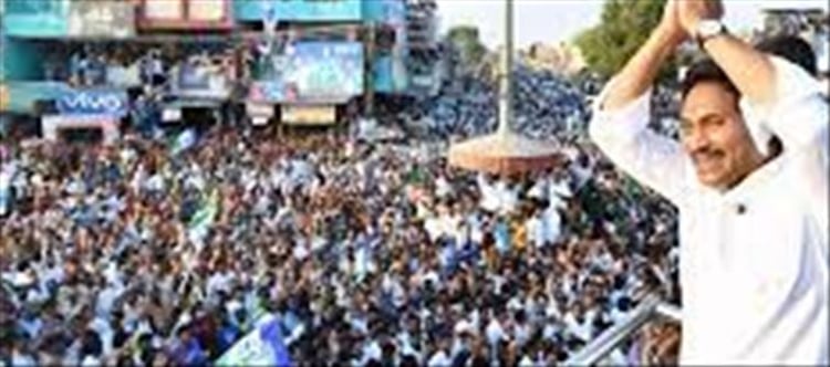 Memantha Siddam Bus Yatra .. CM Jagan into the crowd