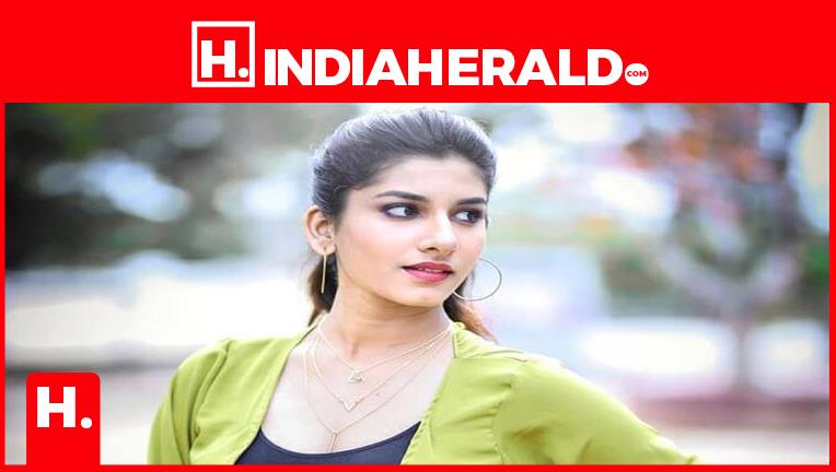Actress And Anchor Vishnu Priya Bhimeneni Photo Collection