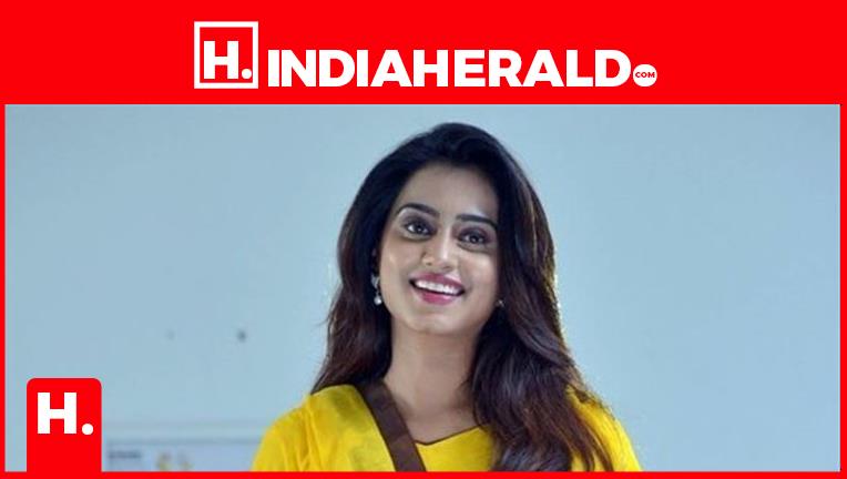 Actress And Model Dimple Chopda Image Collection