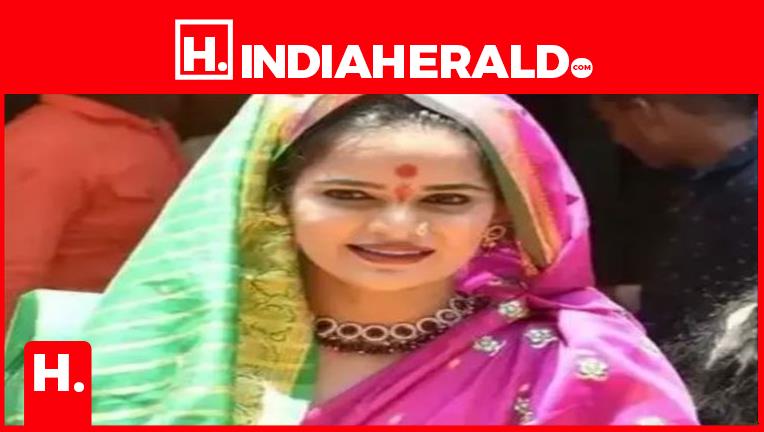 Archana Gautam fast packing for Khiladi from mixie to celer