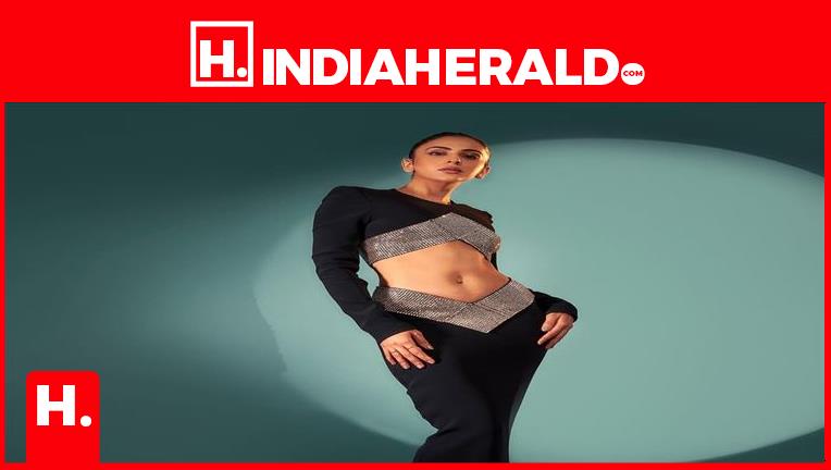 Hot navel photos of Rakul Preet Singh.