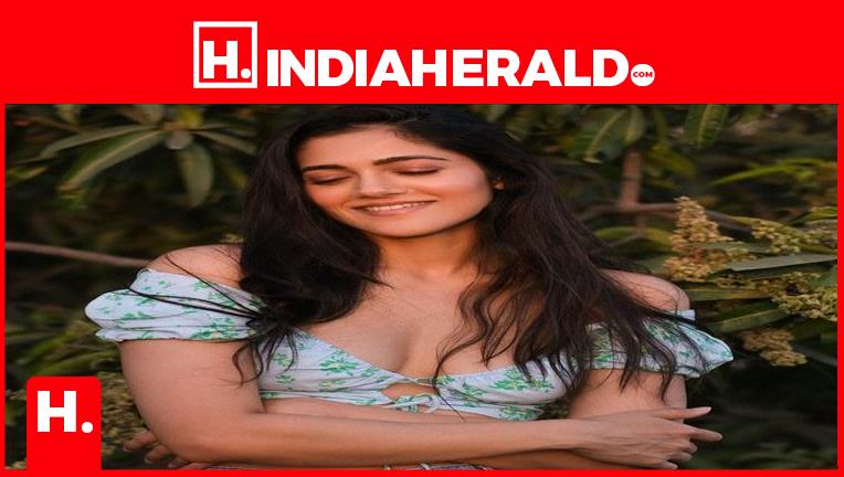 Sizzling Photos Of Simran Chaudhary