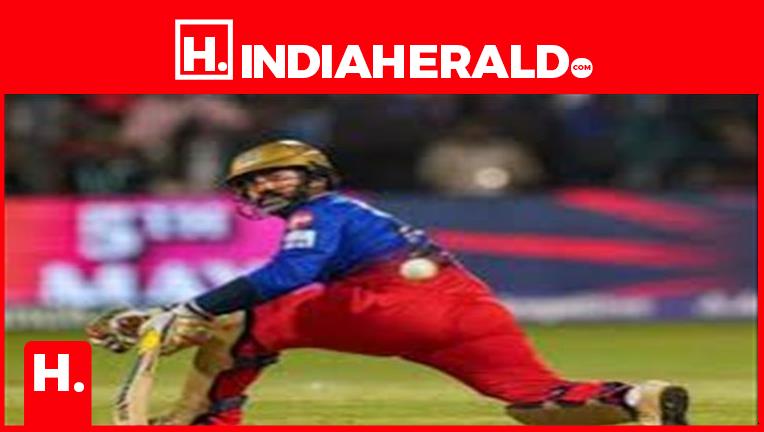 Dinesh Karthik was drinking coffee when RCB was chasing..