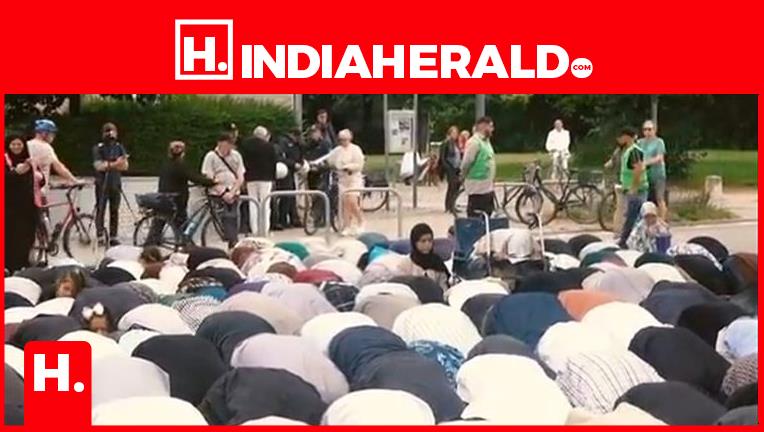 Muslims Blocking The Streets and Praying in Roads in German