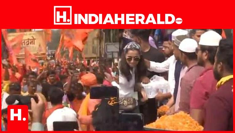 Nagpur - Muslims Shower Flower Petals, Distribute Water Bot