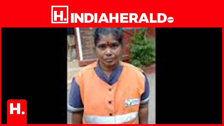 Sanitation Worker Padma Rewarded with ₹1 Lakh by Chief Mini