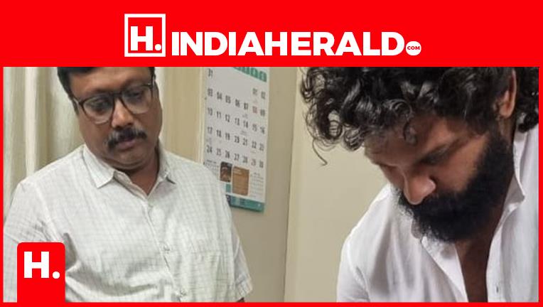 Telangana Hyderabad - Allu Arjun visits RTO for Internation