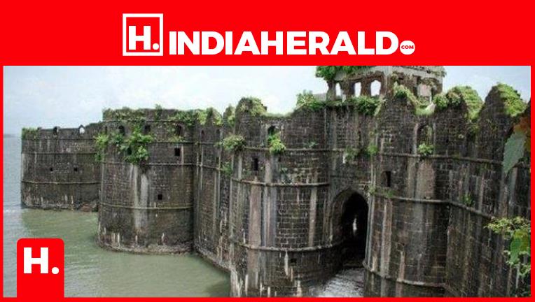 This mysterious fort is situated in the middle of the sea