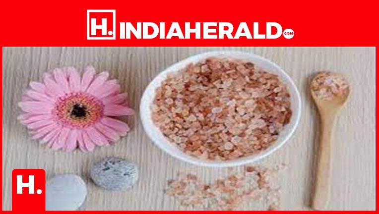 Use salt to protect skin beauty like this..