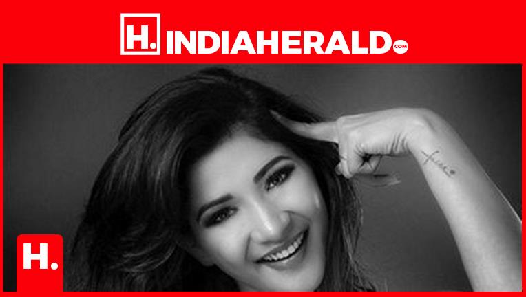 Actress Sakshi Agarwal PhotoShoot Exclusive Stills