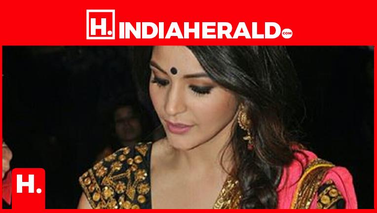 Anushka Sharma exposes cleavage show In Half Saree