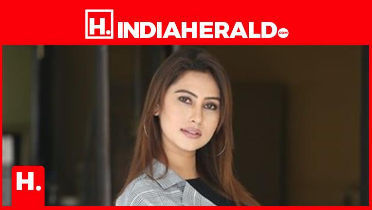 Keisha Rawat Hot Thundering Thighs Exposing Photos in a Sho