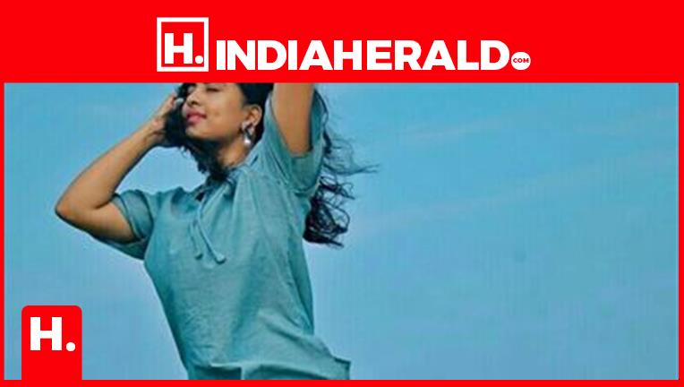 Srushti dange hot thundering thigh show