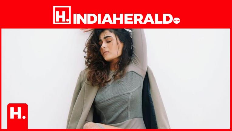 10 Hot Photos - Monikini Teasing By Arjun Reddy Heroine