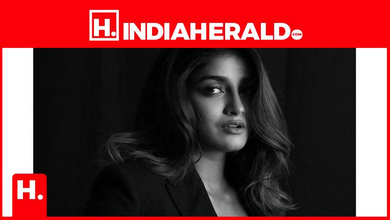 డింపుల్ హయాతి హాట్ హాట్ అందాల ప్రదర్శన..