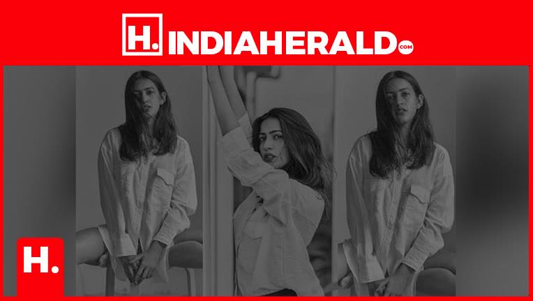 Divorced and Niharika Konidela in NO PANTS and Exposing Leg