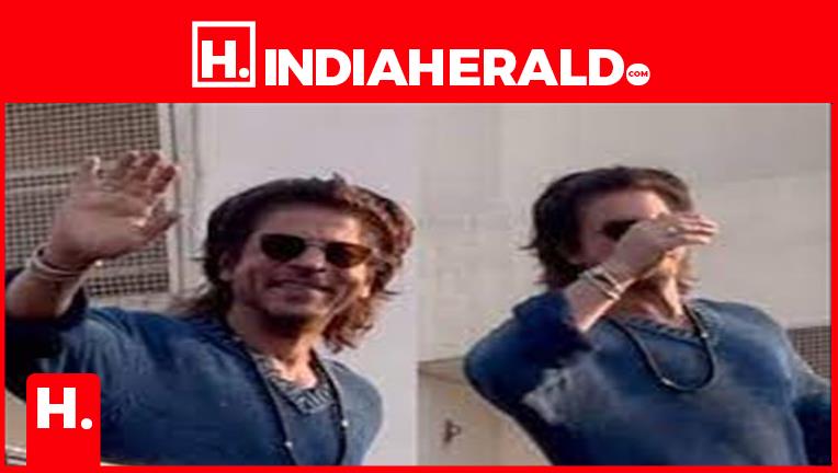Fans Are Surprised by Shah Rukh Khan In Mannat