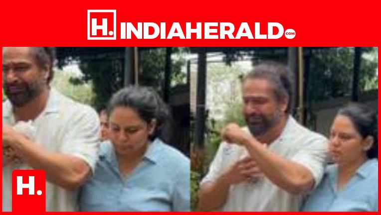 Husband Parag Tyagi cried a lot while holding Shefali s ash