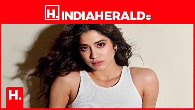 పొట్టి డ్రెస్ తో రెచ్చిపోయిన జాన్వీ కపూర్..