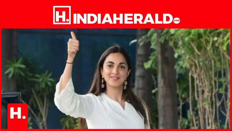 Oops Kiara Advani faces Nip Slip - Hot Video