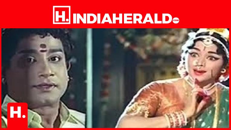Padmini only actress who played all 3 roles of wife, sister