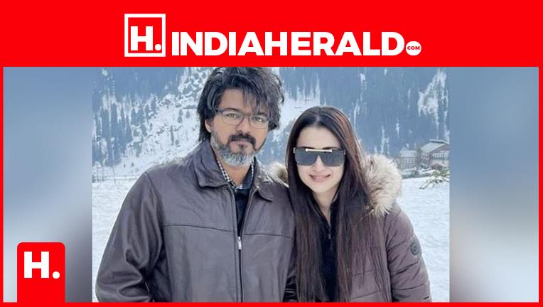 Photo with Trisha - Vijay gets Angry and walks out of Sets