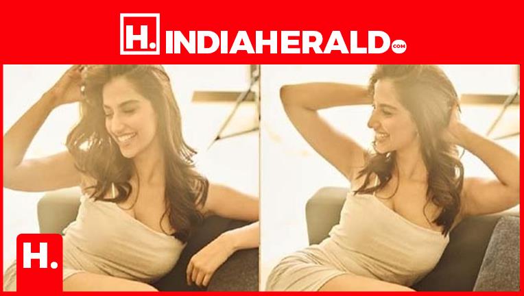 Pics: Meenakshi upped the hotness quotient