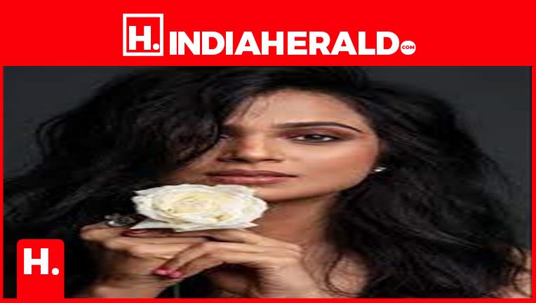 Ramya Pandiyan oozes hotness in Black