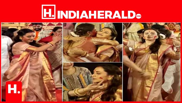 Rani Mukerji was seen engrossed in the devotion of Mother D