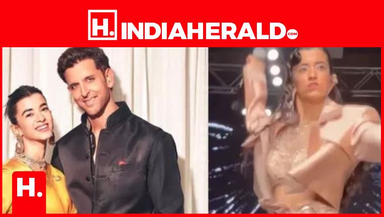 Saba Azad did a strange ramp walk-in LFW