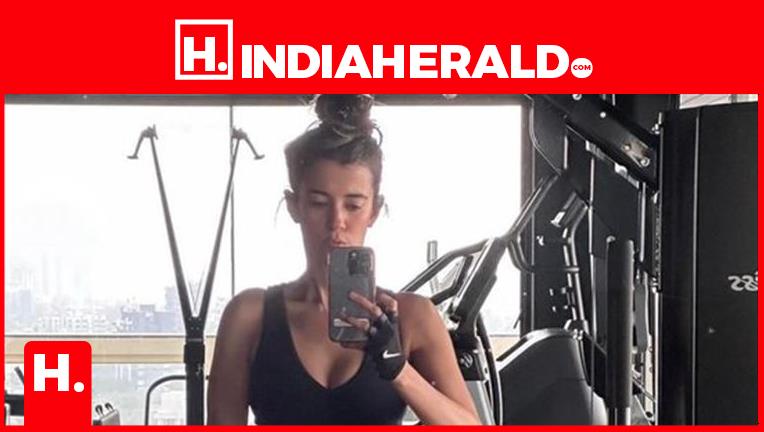Saba Azad flaunts washboard abs in rare gym photo