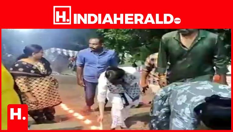 Samantha lit lamps in 600 steps of Palani Temple..